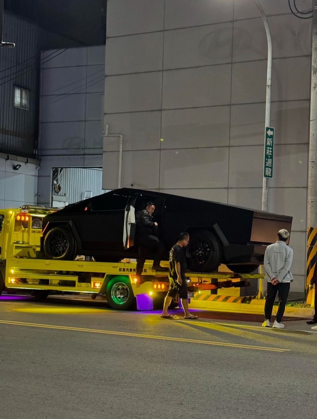 哇～～～來了！來了！ Tesla Cyb｜SiCAR 愛車酷