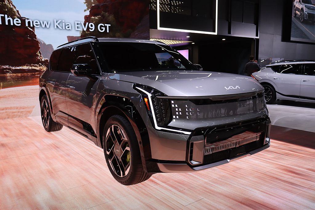 《2024 LA Auto Show現場直擊》KIA EV9 GT性能化純電大型休旅｜SiCAR 愛車酷
