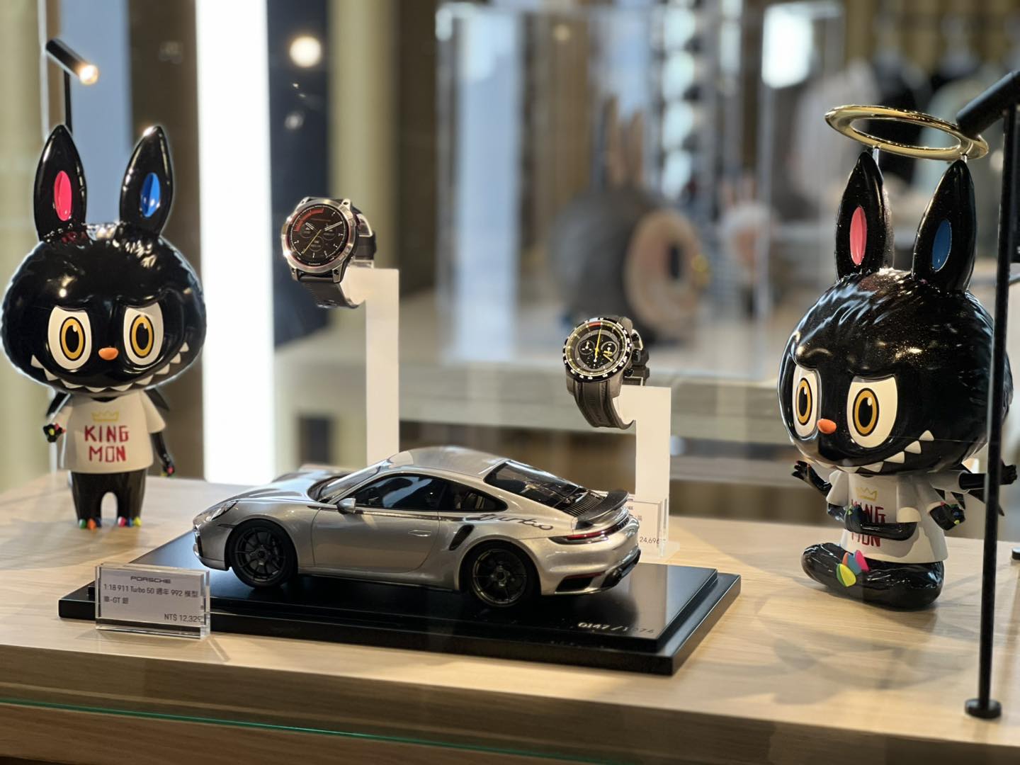 Labubu 帥乘 Porsche出遊！Porsche NOW概念店開幕｜SiCAR 愛車酷