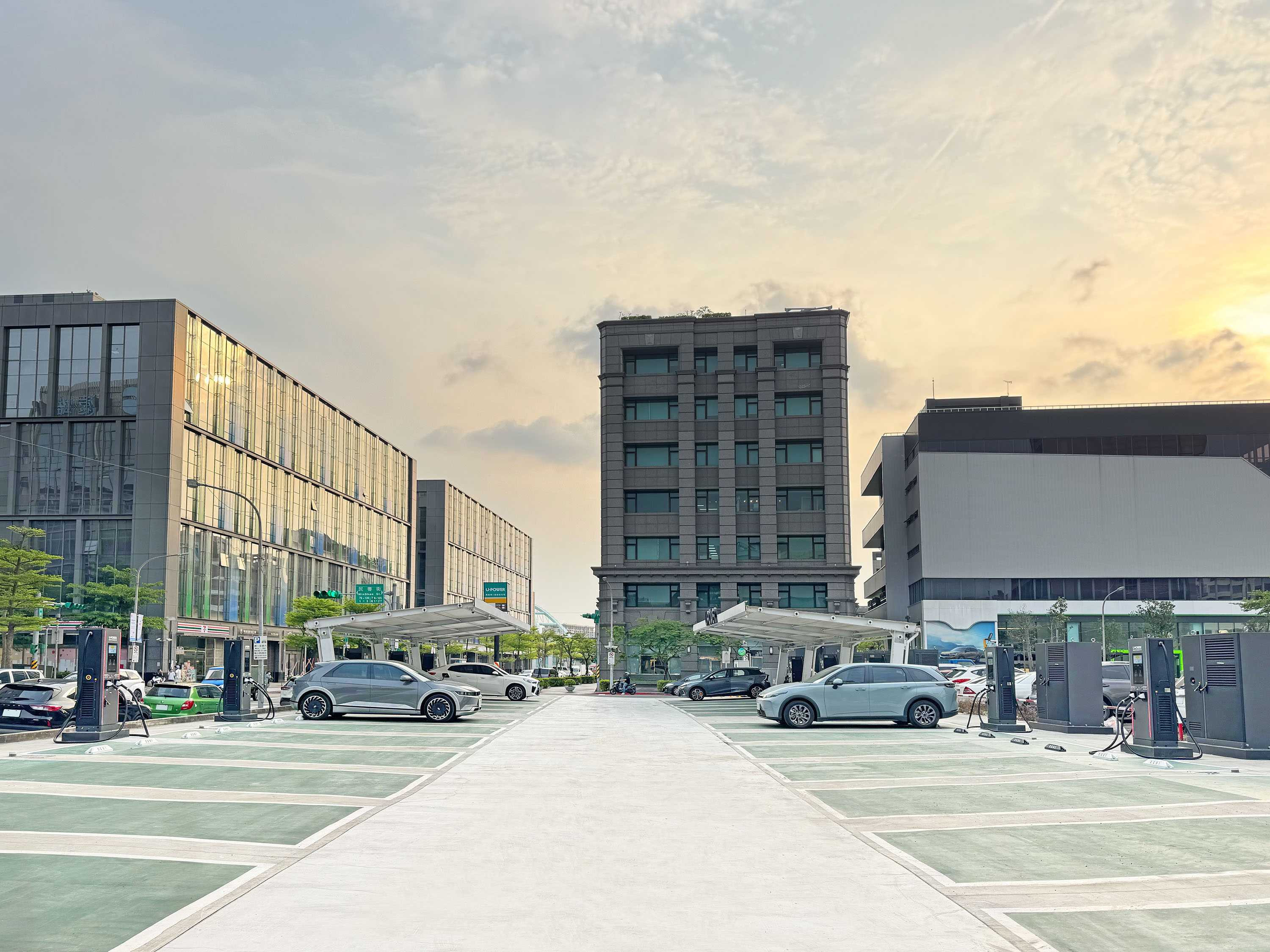 全臺槍數最多功率最高超充站誕生 U-POWER內湖民善站擴增至20槍 功率一舉突破2MW達2,040kW｜SiCAR 愛車酷